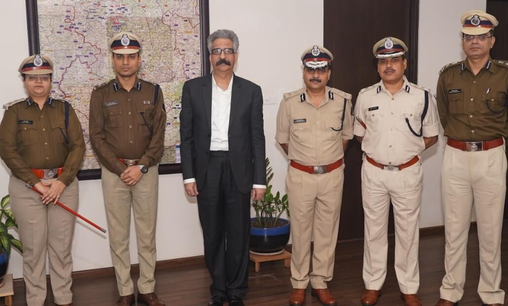 तस्वीरें: IPS प्रमोशन के बाद DGP ने अफसरों को लगाए Stars , प्रशांत और ...