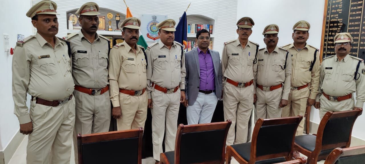 प्रधान आरक्षक से सहायक उपनिरीक्षक बने 8 अधिकारियों को स्टार लगा कर SP ...