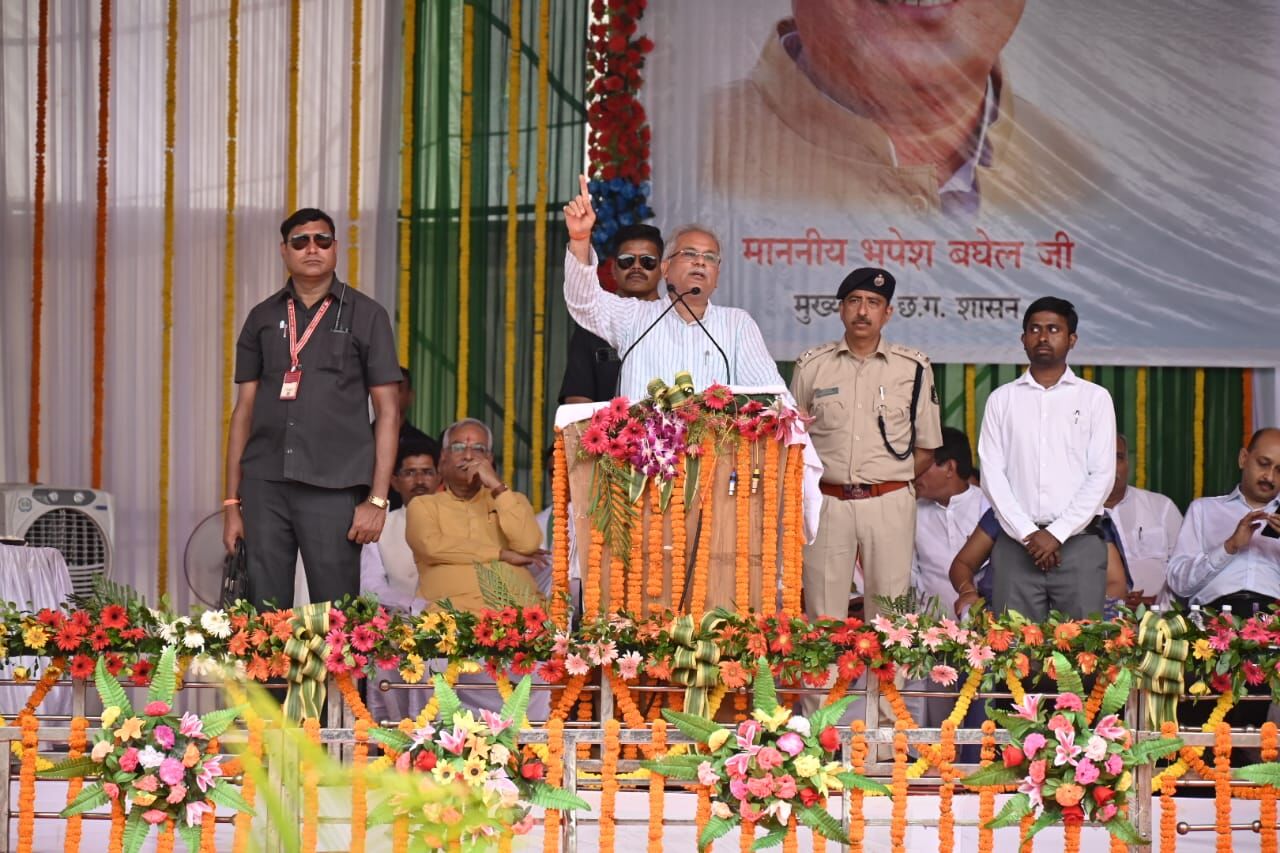 रेवड़ी Vs रबड़ी: सीएम भूपेश बघेल ने केंद्र सरकार को घेरा... देखें ...