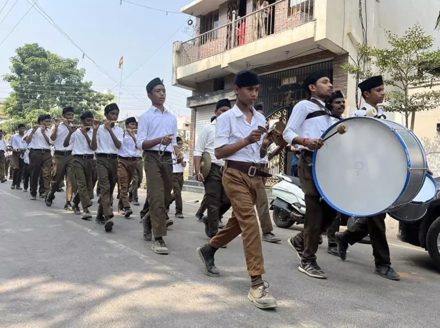 बाल पथ संचलन: श्री गुरुनानक जयंती पर संघ के बाल स्वयंसेवकों का घोष वादन ...