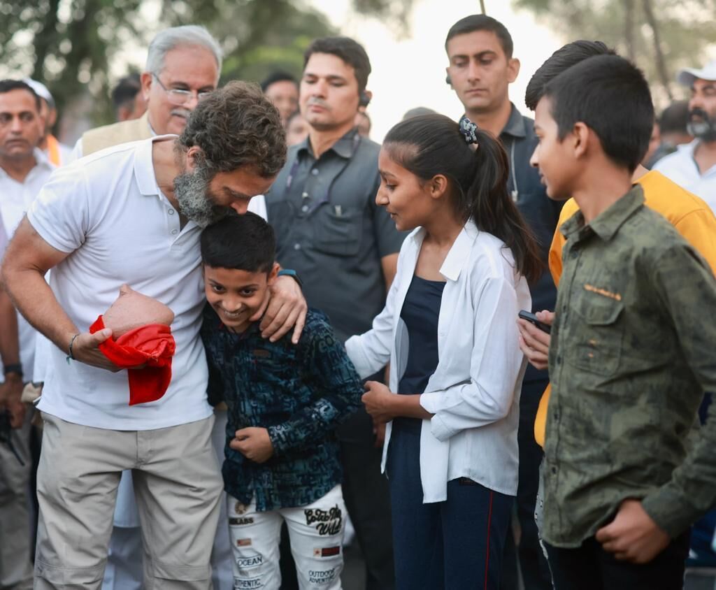 भारत जोड़ने मासूम सी मदद: राहुल गांधी को बच्चों ने अपनी ओर से सहयोग के ...