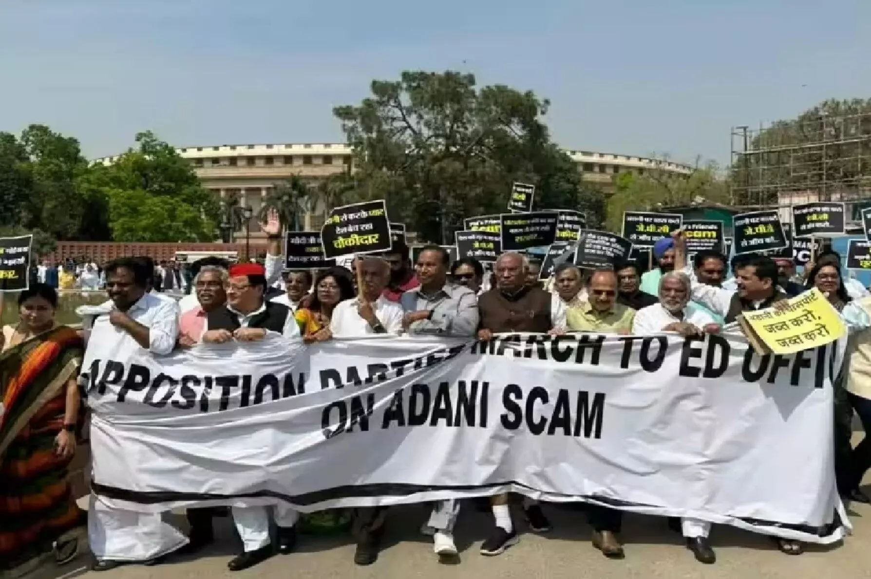 Budget Session 2023: दिल्ली पुलिस ने विपक्षी सांसदों को रोका, अडानी के ...