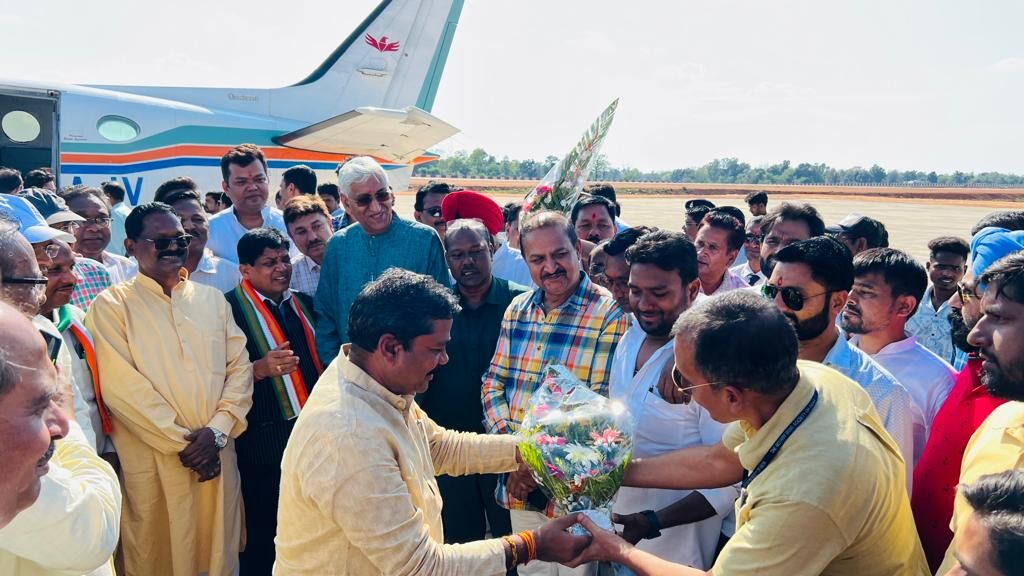 CG मंत्रियों के बीच दिखी दूरी : फ्लाइट की ट्रायल लैंडिंग के दौरान ...