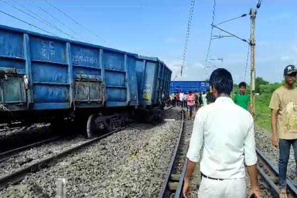 CG रेल हादसा, 11 डब्बे पटरी से उतरे, रेलवे अधिकारी मौके पर, देखें Video | CG train accident, 11 ...