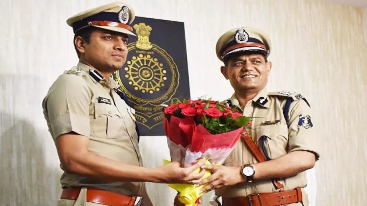 IG Ratanlal Dangi: IPS रतनलाल डांगी ने रायपुर आईजी का लिया चार्ज | IG ...