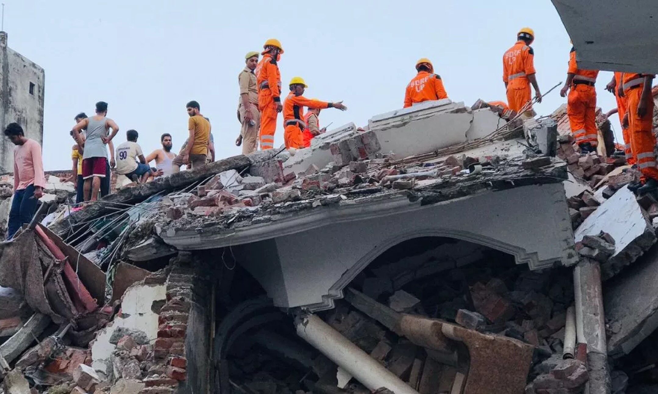 UP Building Collapse: बाराबंकी में इमारत गिरी, 2 की मौत, मलबे में कई लोग दबे, रेस्क्यू जारी | UP ...