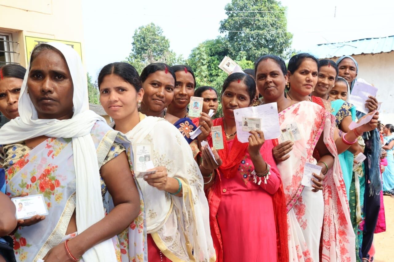 Voting in first phase elections in CG: दंतेवाड़ा में रिकार्ड तोड़ मतदान: पहले चरण की 18 सीटों पर ...