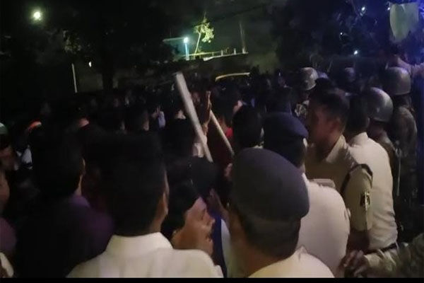CG Raipur News: थाने में पुलिसकर्मियों के सामने बीजेपी-कांग्रेस के कार्यकर्ताओं की मारपीट, देखें ...