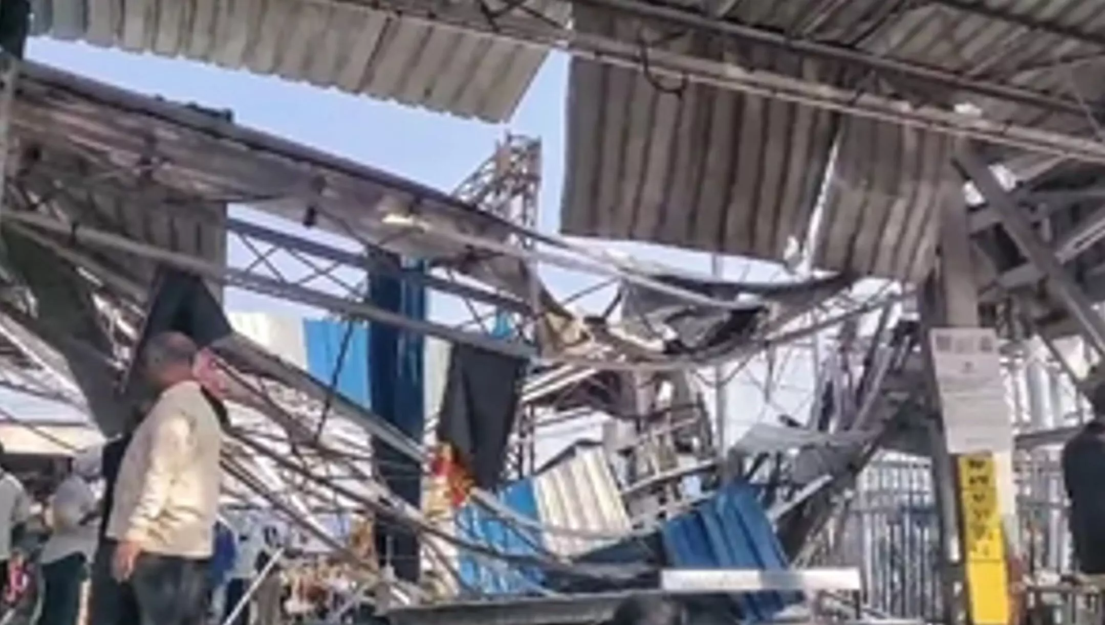 Water Tank Collapsed: पश्चिम बंगाल के बर्धमान रेलवे स्टेशन पर पानी की ...