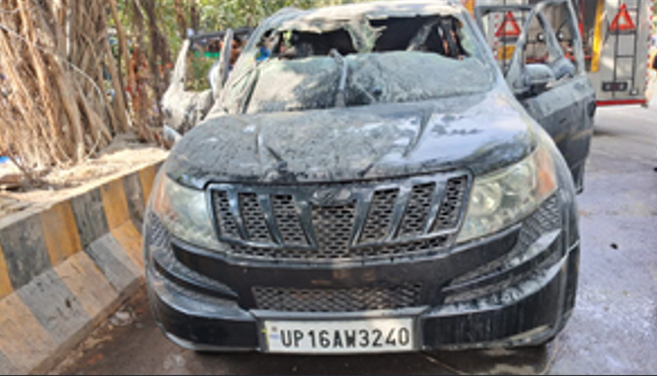 Greater Noida News : नोएडा के सेक्टर-16 में खड़ी कार में लगी आग, कोई ...