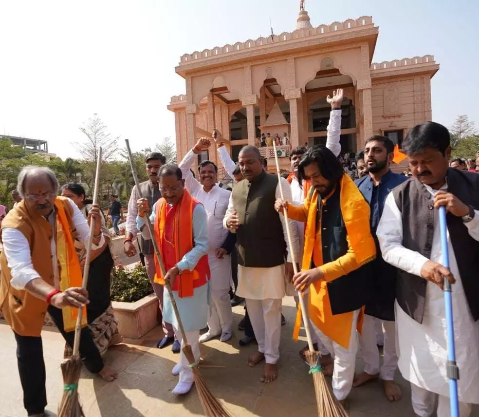 Temple Cleanliness Campaign: पीएम के आह्वान पर सीएम विष्‍णुदेव ने थामी ...