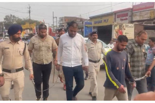 Raipur News: गोली चलाने वालों का जुलूस: मुंडन कर सभी आरोपियों को कोर्ट पैदल ले गई पुलिस, वीडियो ...