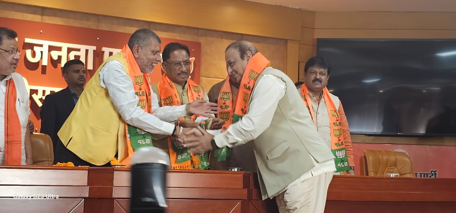 CG BJP: CG बीजेपी प्रवेशोत्सव: कांग्रेस व जकांछ के पूर्व विधायक, छालीवुड हीरो सहित सैकड़ों ने ली ...