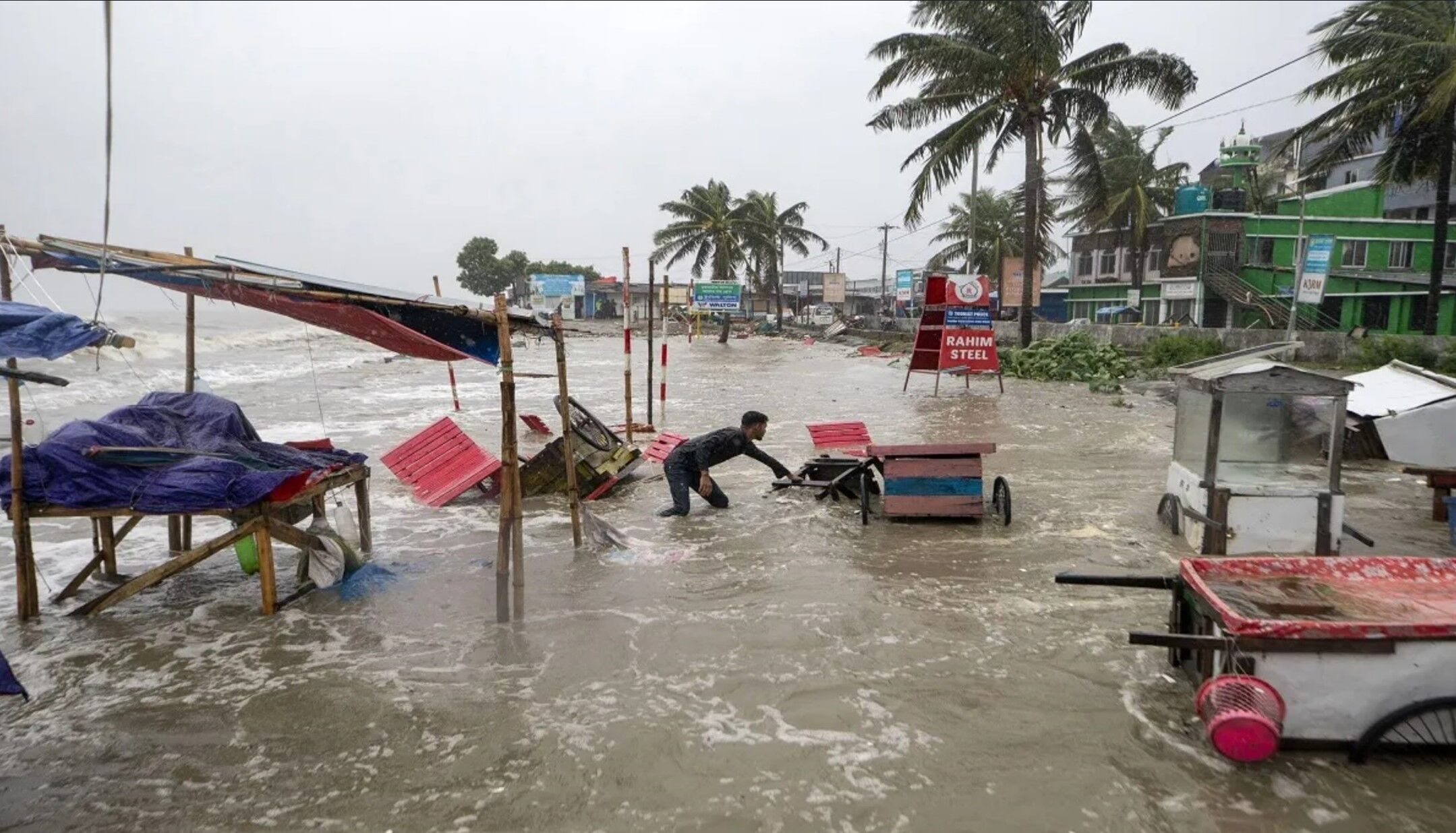 Remal Cyclone Updates: बांग्लादेश के तट से टकराया Remal Cyclone, 8 लाख ...