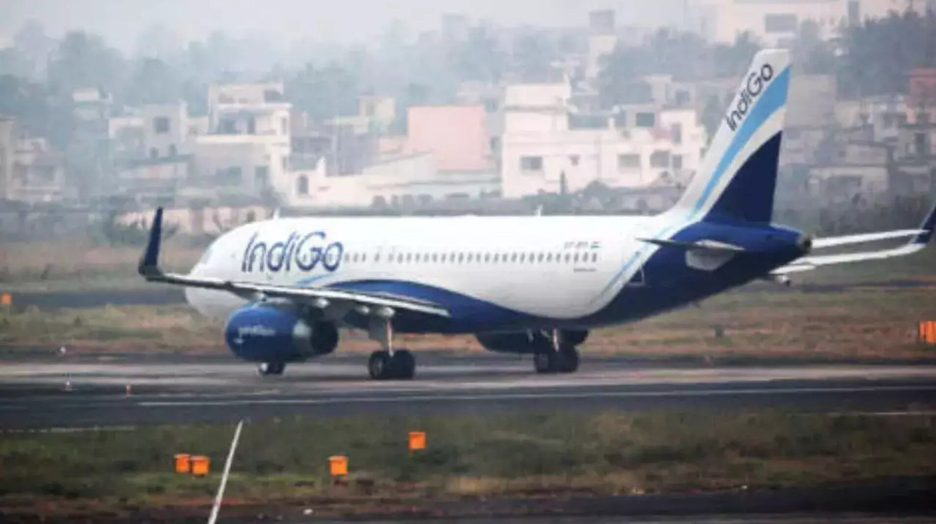 IndiGo Flight Emergency Landing: बीच आसमान में फेल हुआ विमान का इंजन ...