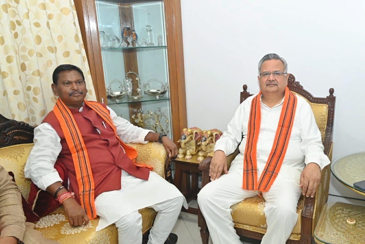 केंद्रीय आदिवासी मंत्री अर्जुन मुंडा पूर्व मुख्यमंत्री रमन से मुलाकात ...